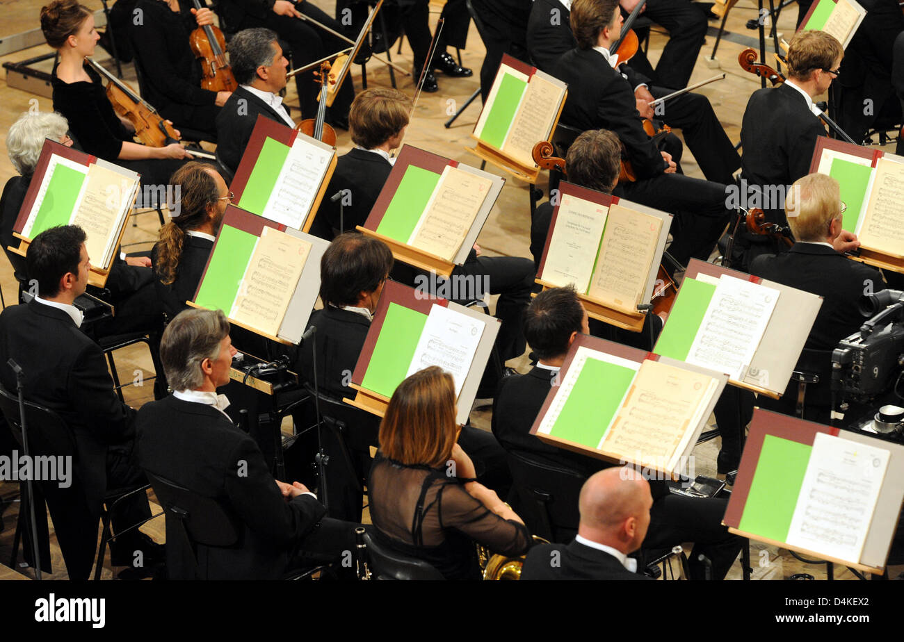 The musicians of the symphony orchestra of public radio and television ...