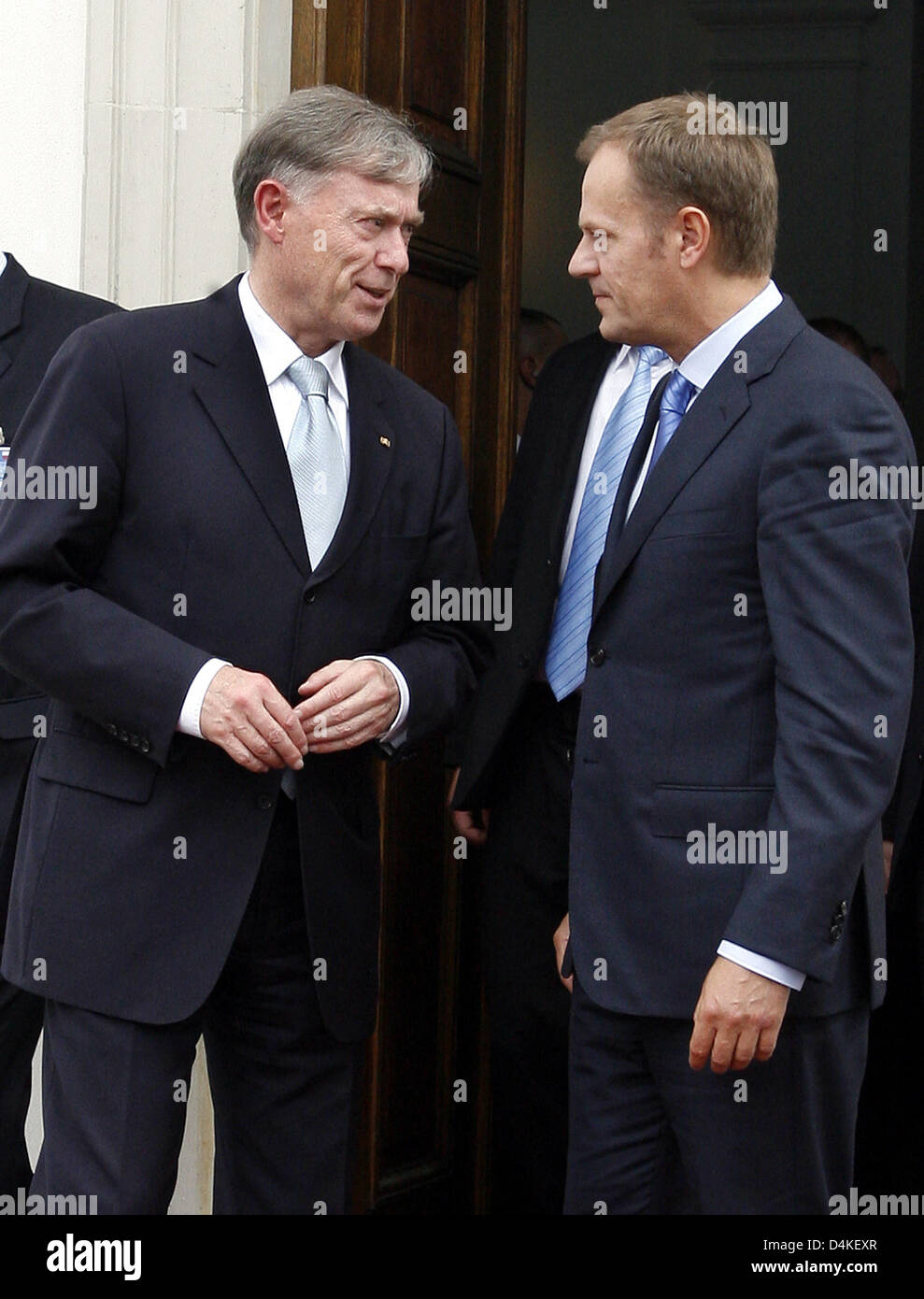 German President Horst Koehler (L) talks to Polish Prime Minister ...