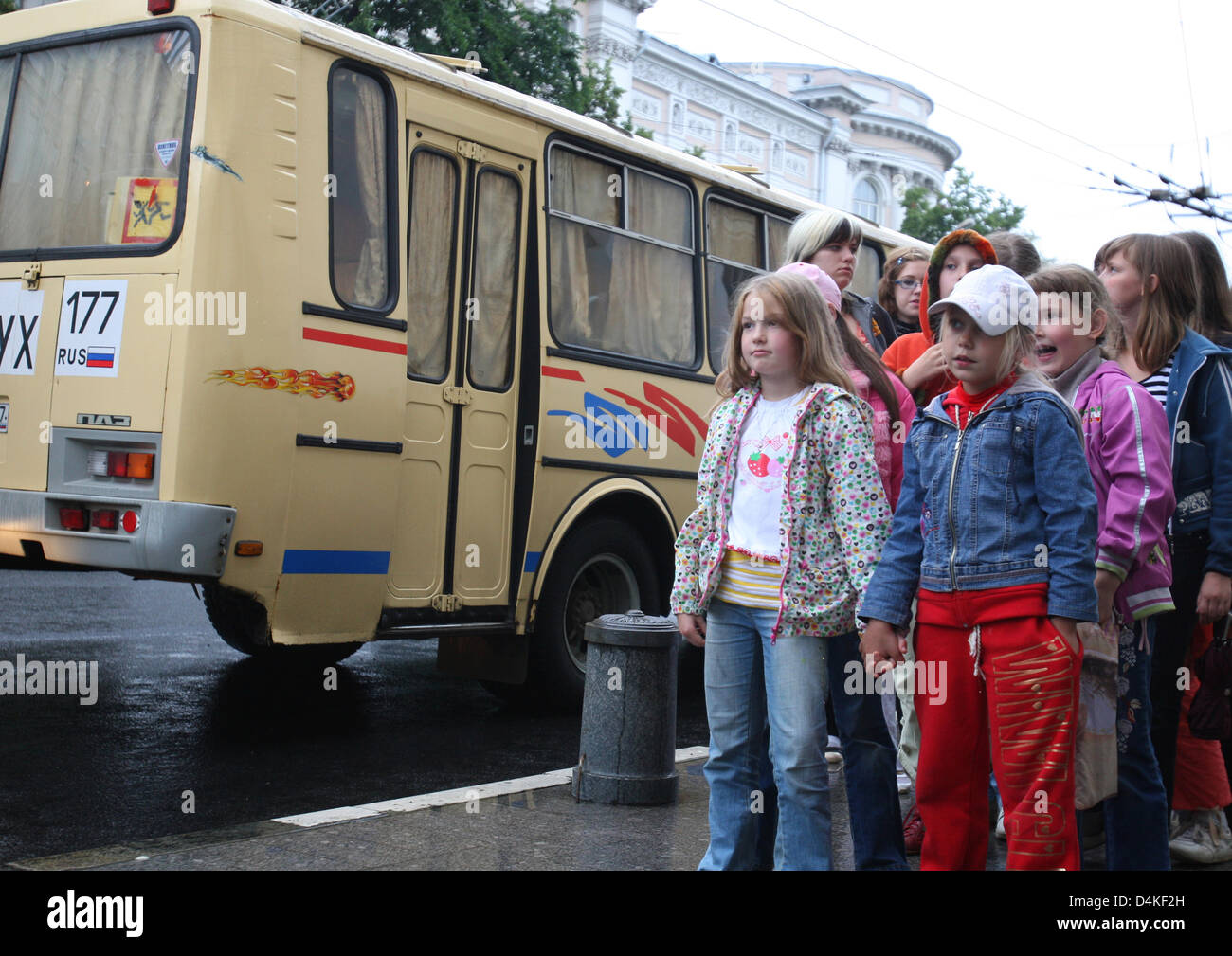 Children wait for their school bus in Moscow, Russia, 09 July 2009 ...