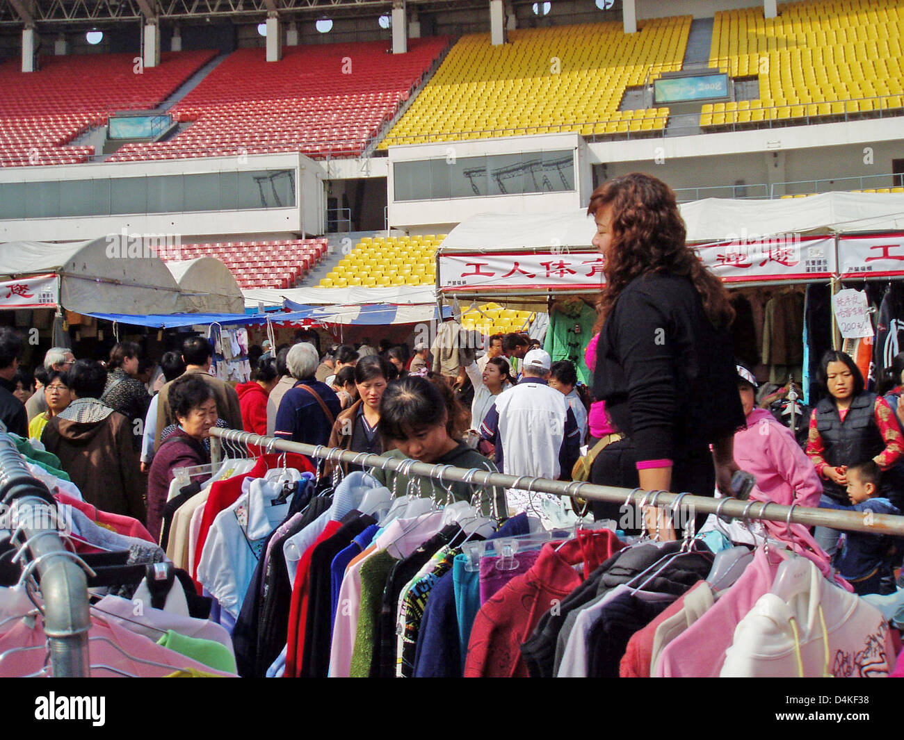 The picture shows a clothes market in the worker?s stadium in Beijing ...
