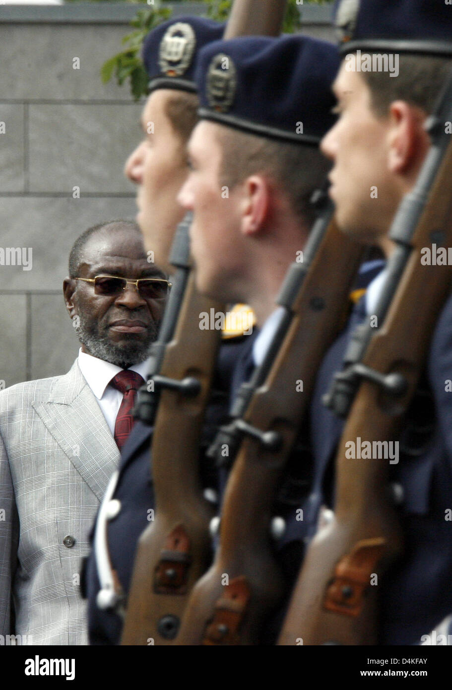 Angolan Defence General Kundi Paihama is received with military honours ...