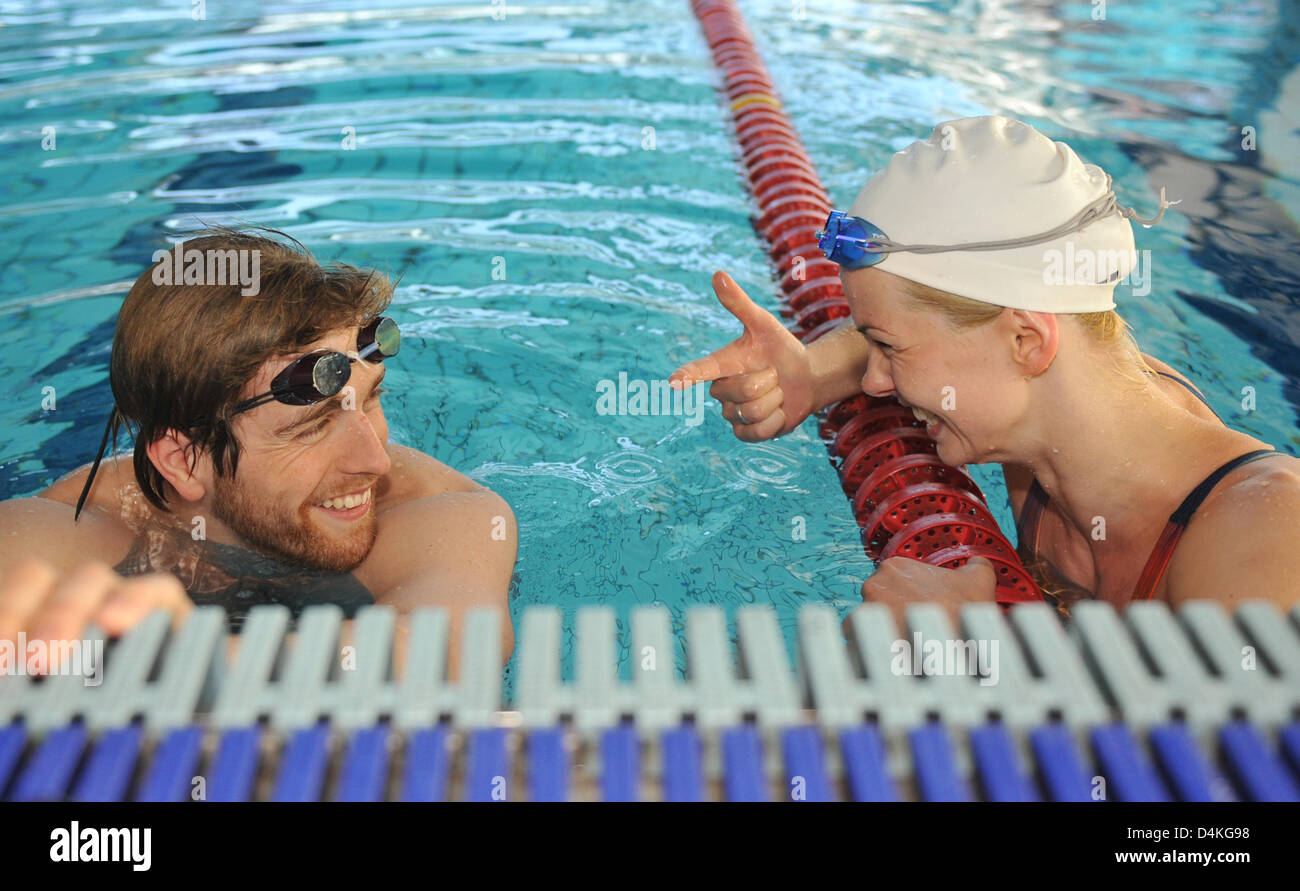 German swimmers Britta Steffen and Helge Meeuw talk in the training ...