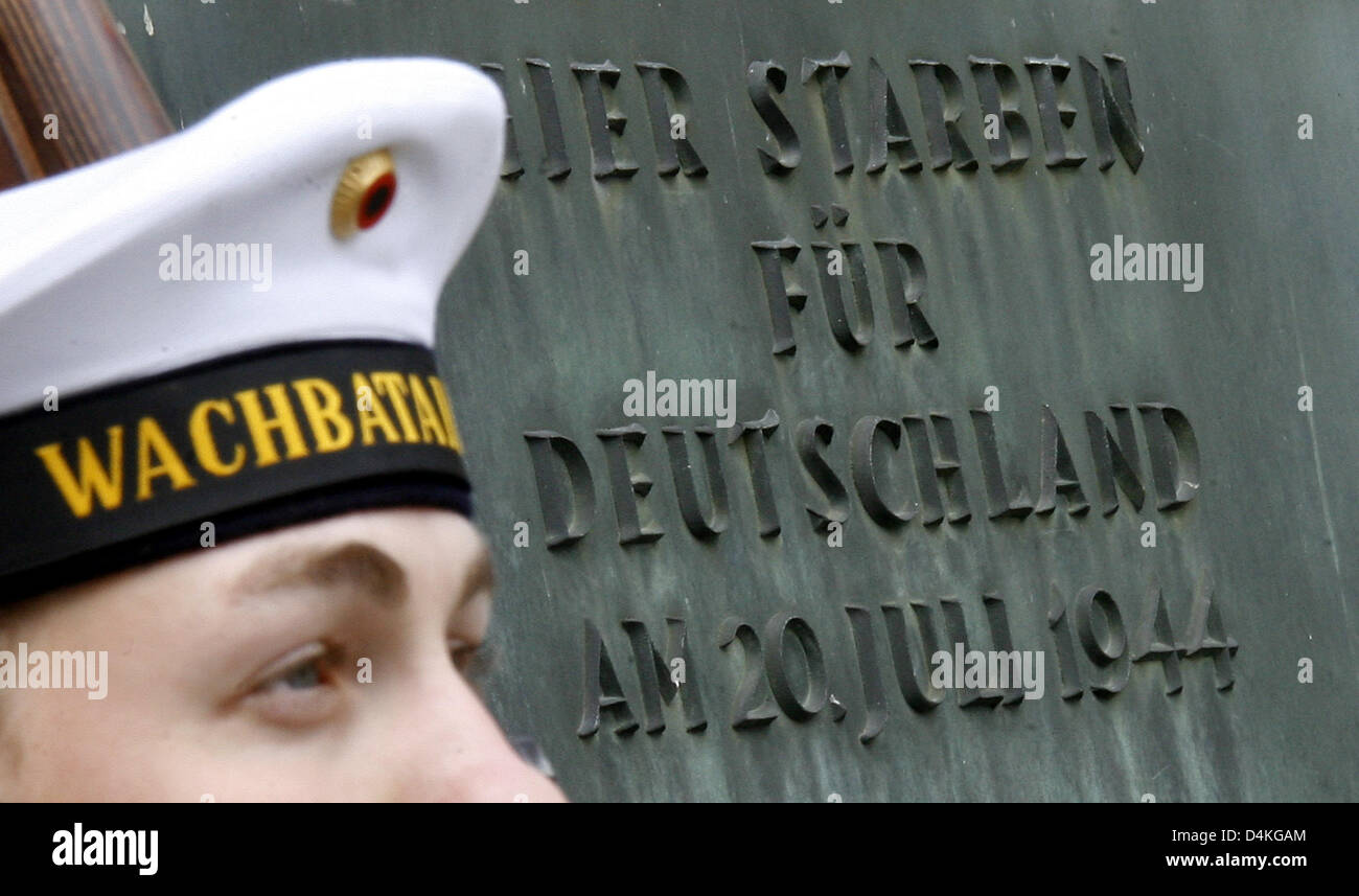 A Navy soldier of the Bundeswehr guard battalion stands next to the ...