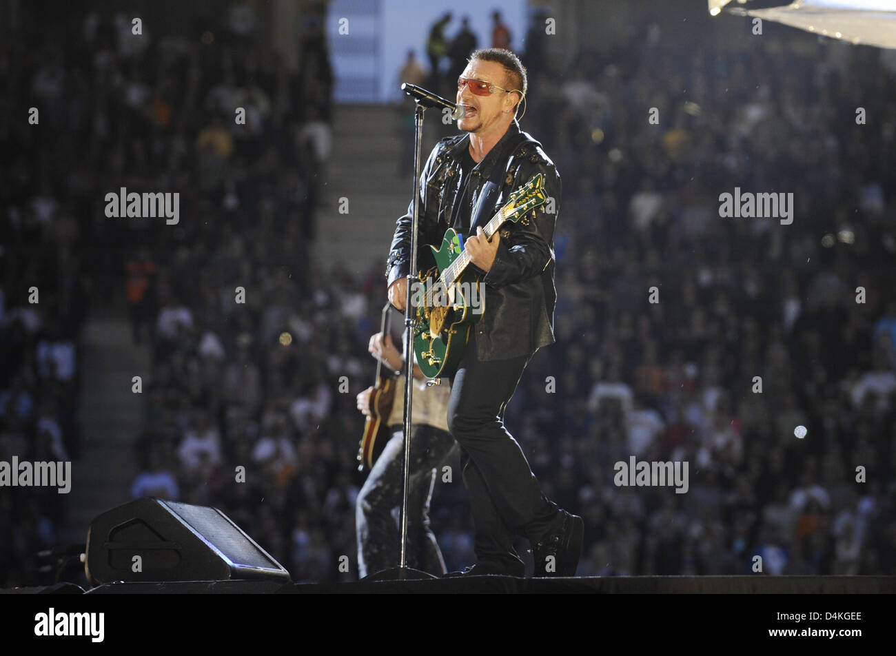 Bono singer irish rock band hi-res stock photography and images - Alamy