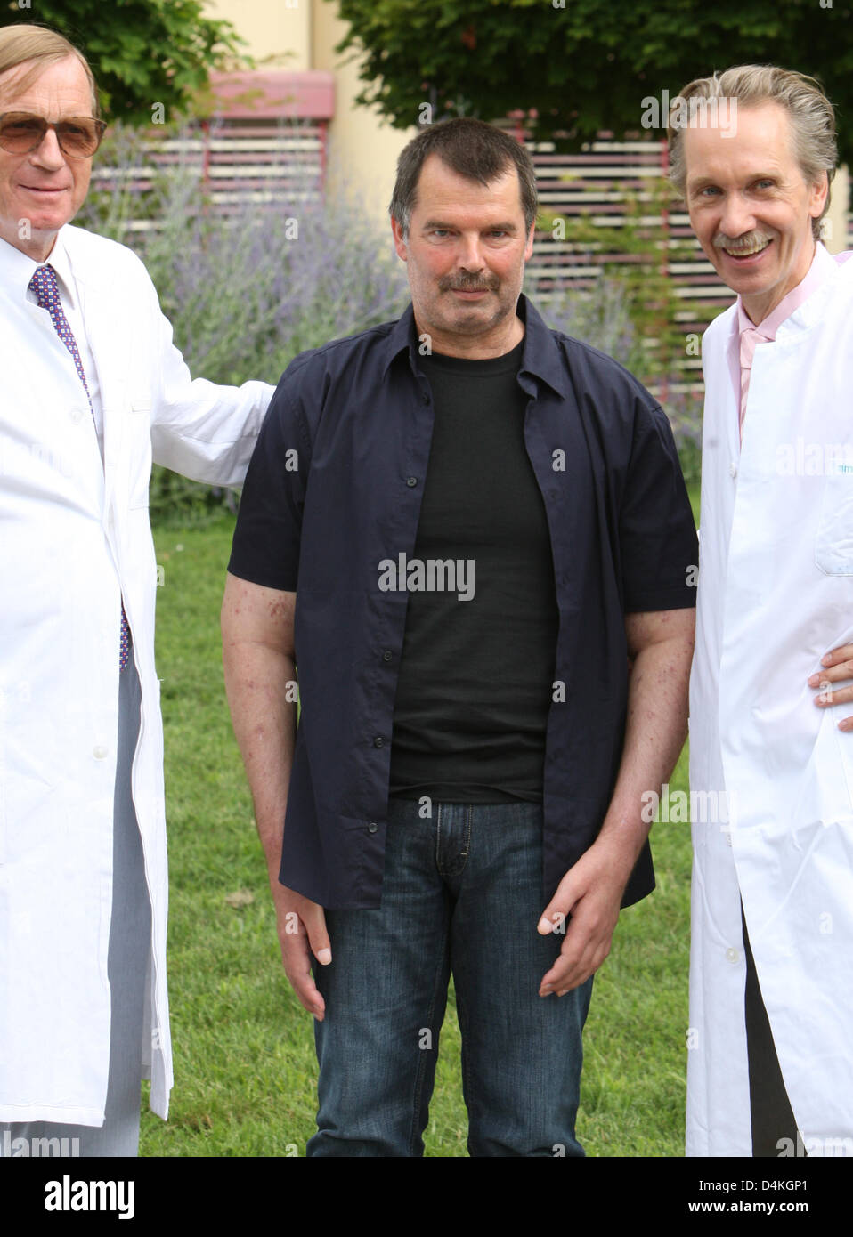 Karl Merk (C) and the surgeons Christoph Hoehnke (L) and Edgar Biemer ...