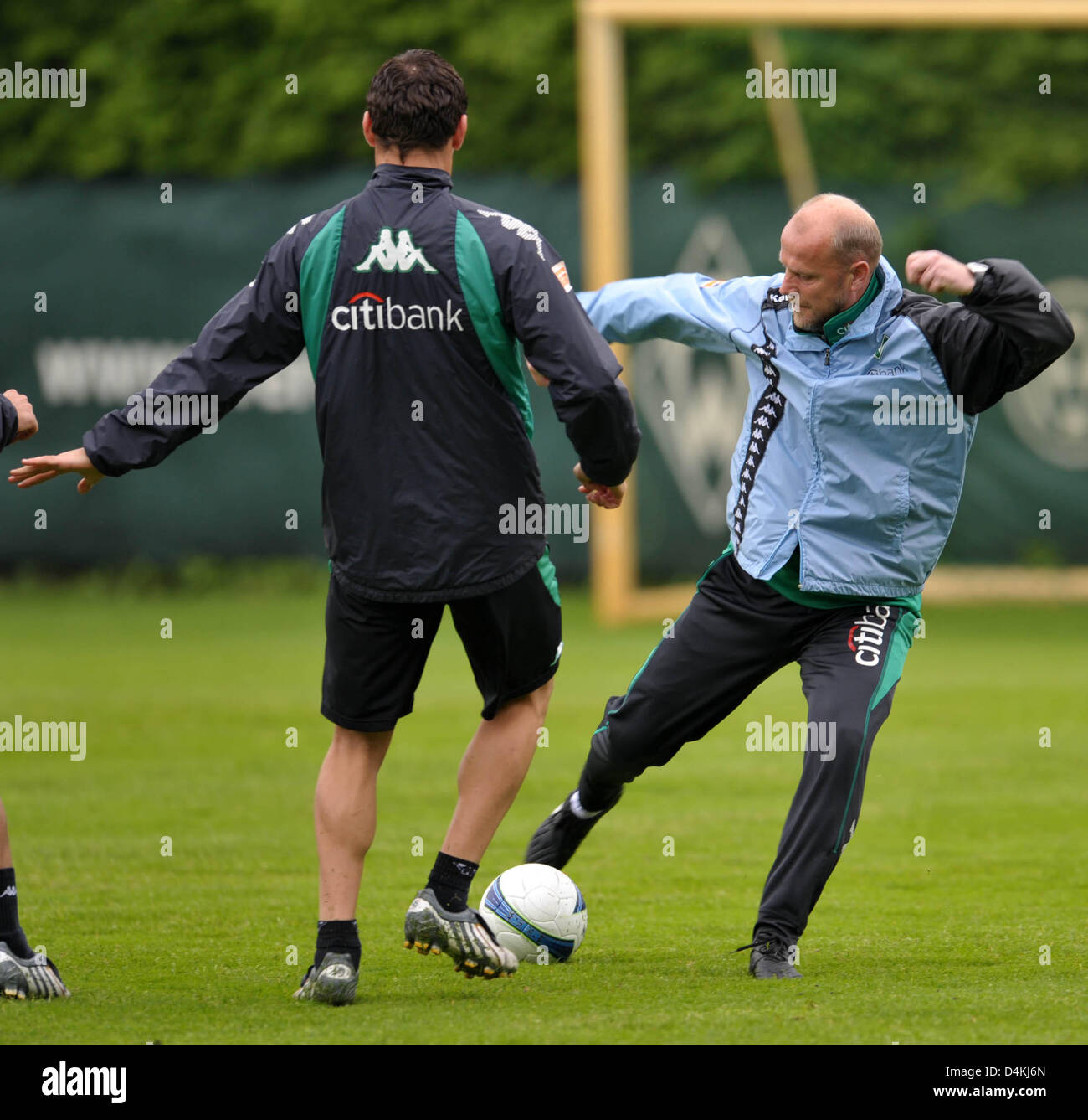 Bremen?s coach Thomas Schaaf (R) seen in action during a training ...