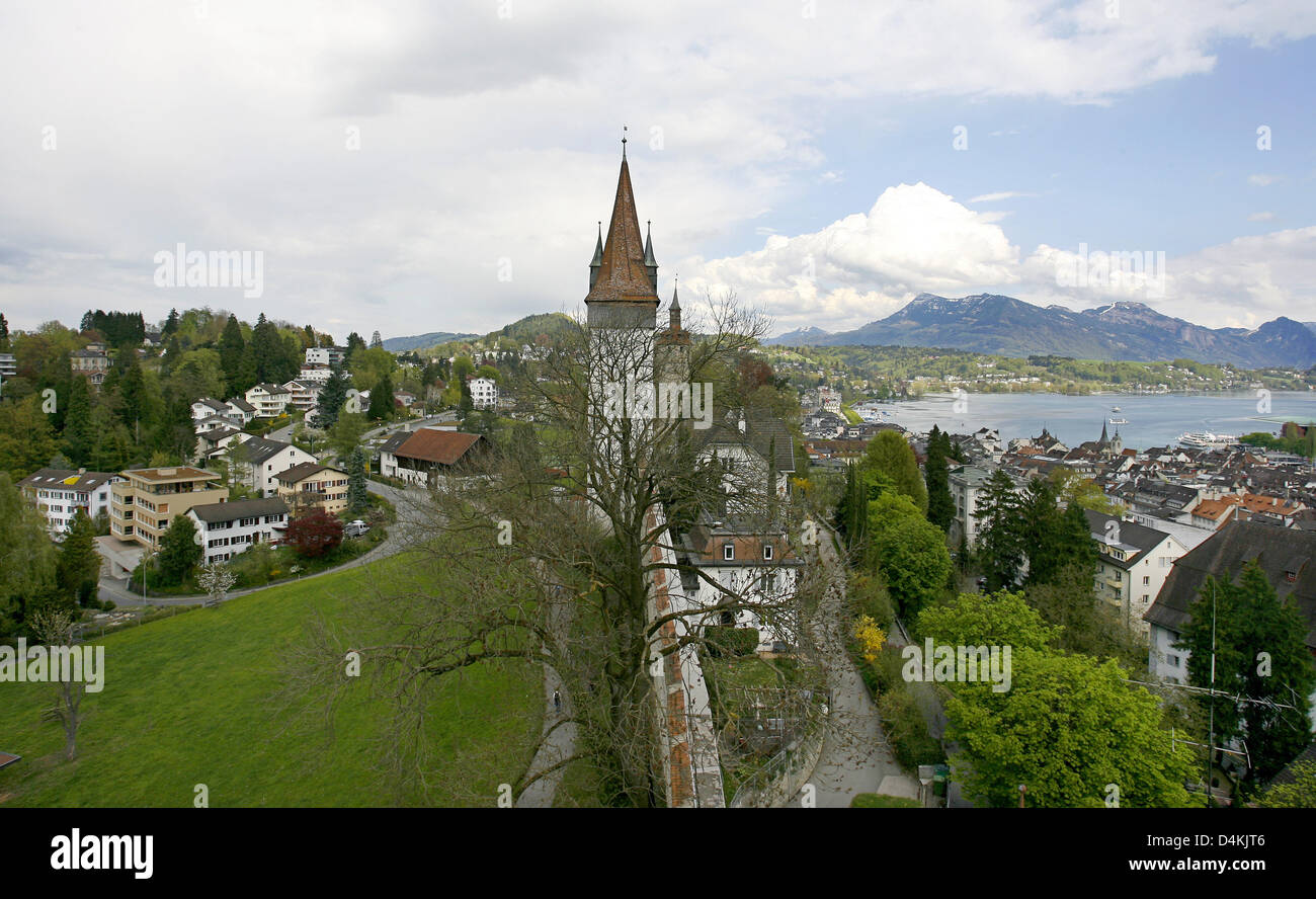 The picture shows a view of the city of Lucerne and Lake Lucerne ...
