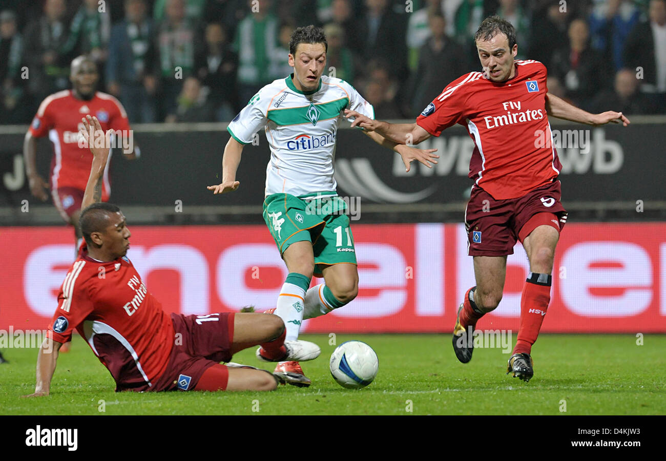 SV Hamburg?s Jerome Boateng and Joris Mathijsen (R) and Werder Bremen?s ...