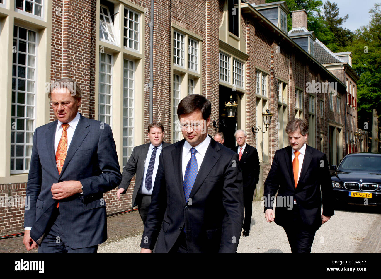 Dutch Prime Minister Jan Peter Balkenende (C) leaves the Royal Palace ...