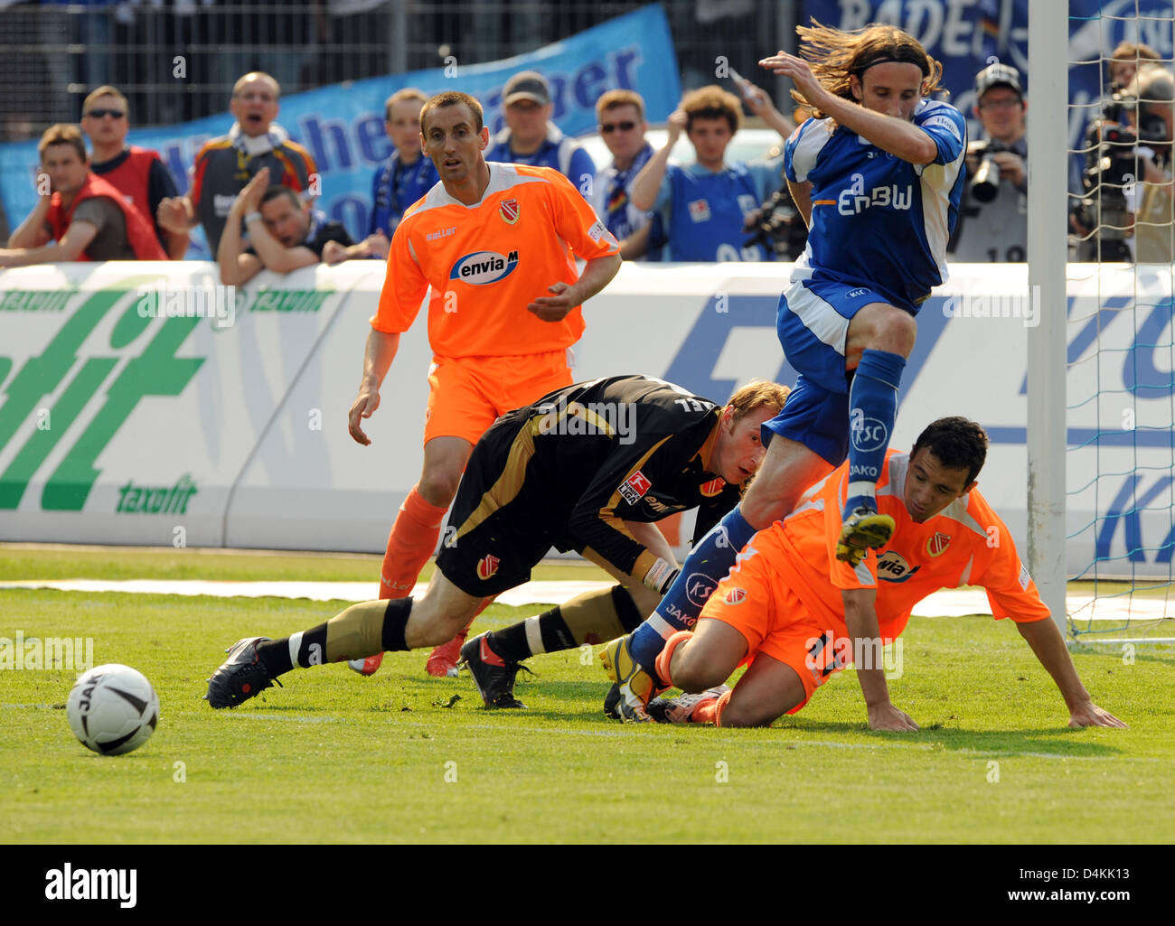 Karlsruhe?s Joshua Kennedy (C) is denied by Cottbus? goalkeeper Gerhard ...