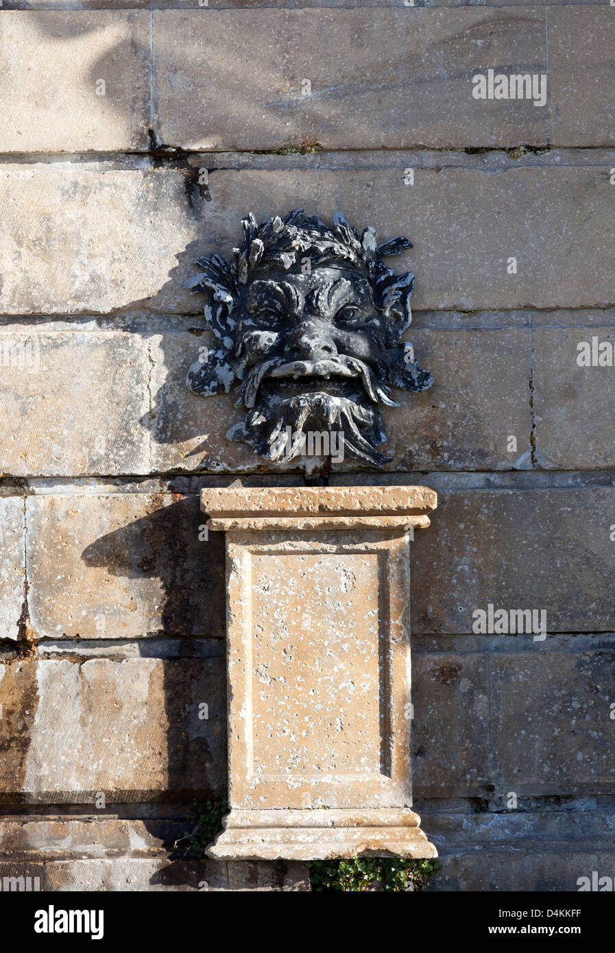 Garden gargoyle hi-res stock photography and images - Alamy