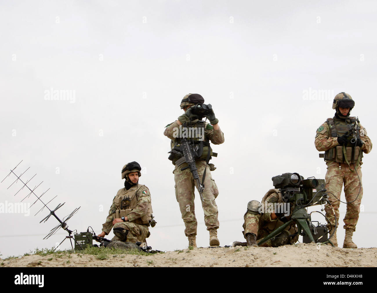 Italian soldiers of the 2nd Mountaineer Regiment practice ?Close air ...