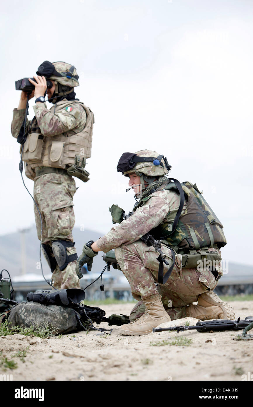 Italian soldiers of the 2nd Mountaineer Regiment practice ?Close air ...