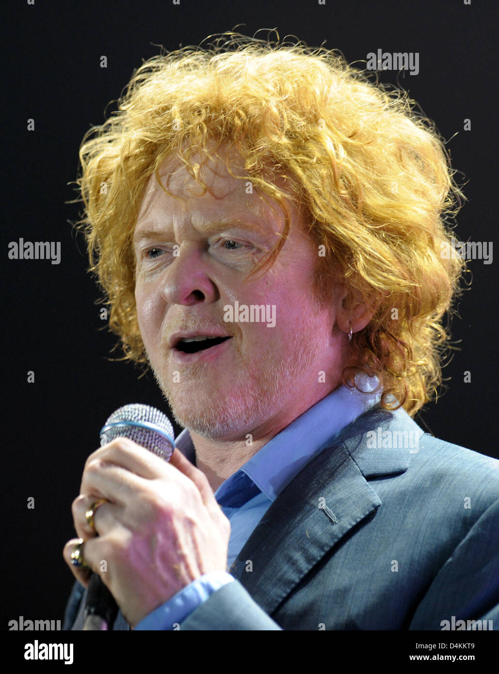 Singer Mick Hucknall of the British band ?Simply Red? performs during ...
