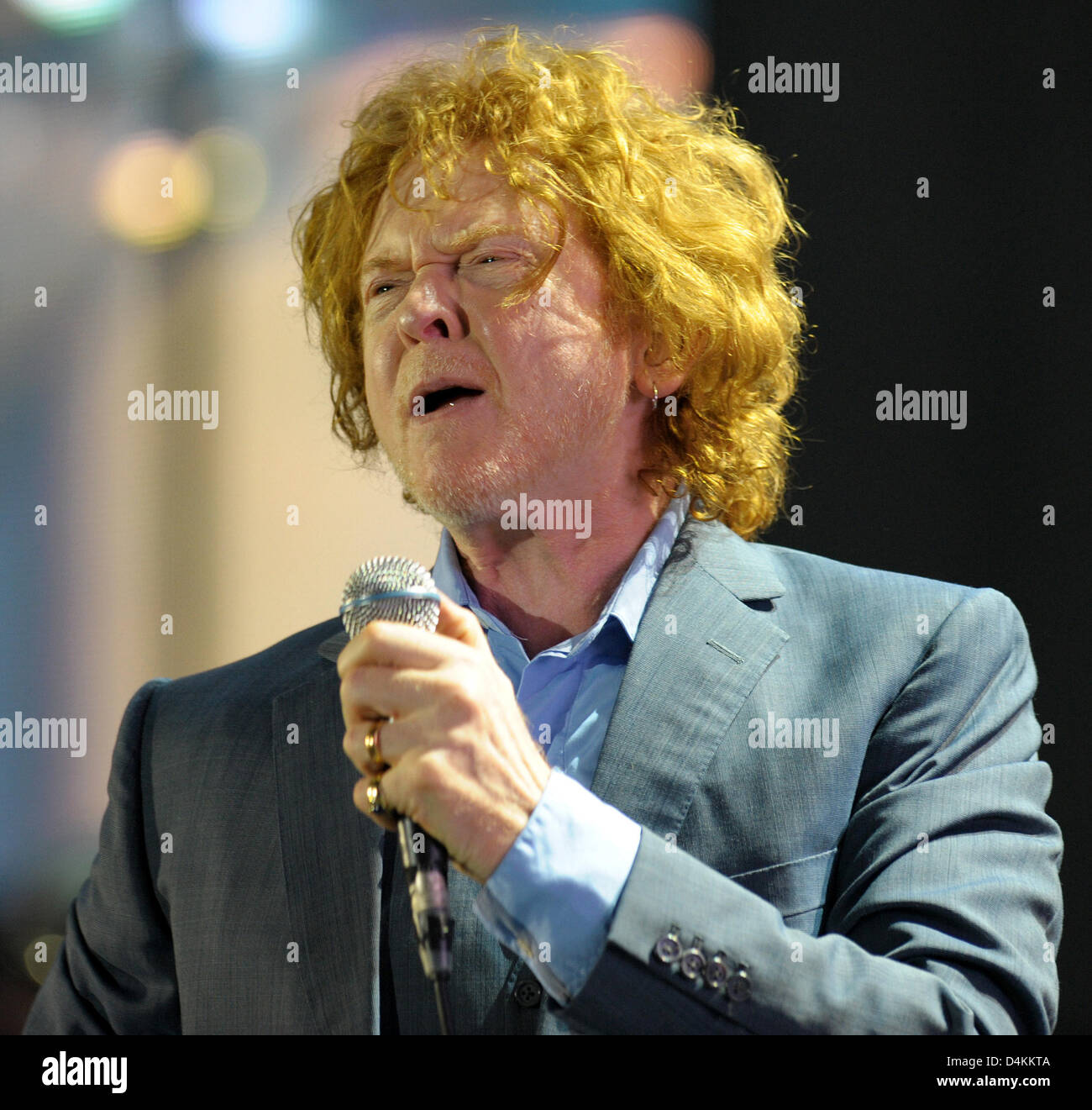 Singer Mick Hucknall of the British band ?Simply Red? performs during ...