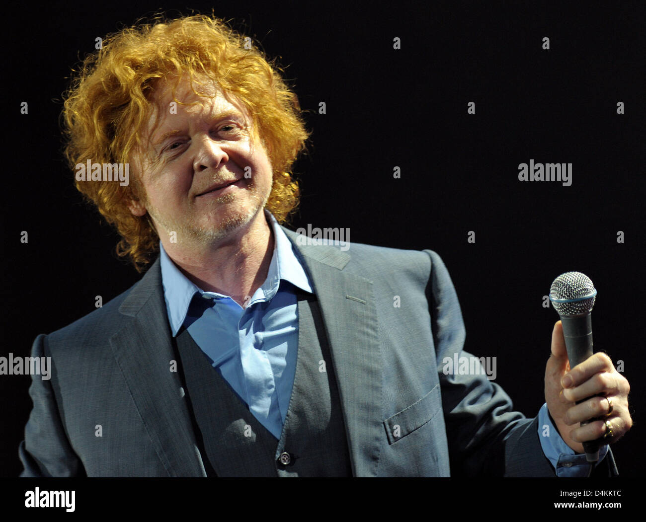 British singer mick hucknall performs hi-res stock photography and ...
