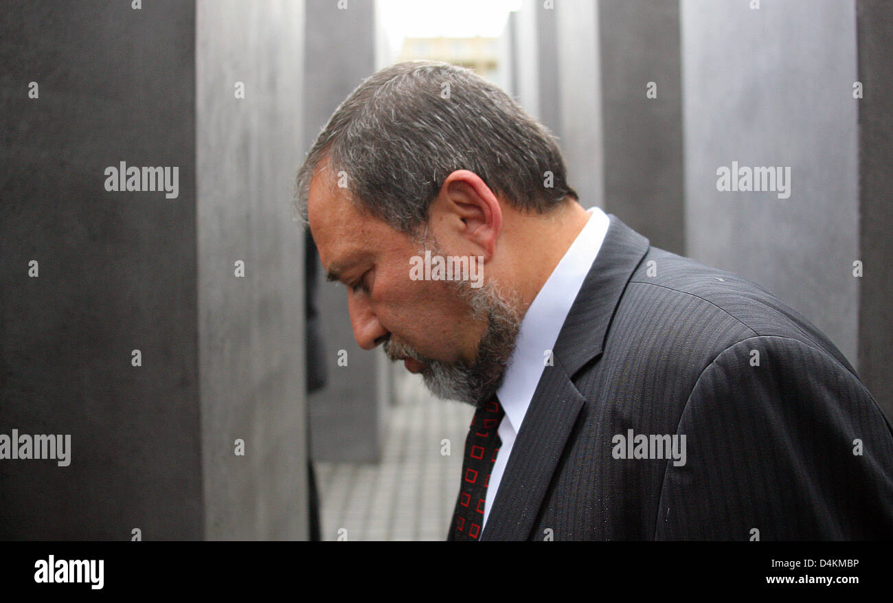 Israeli Foreign Minister Avigdor Lieberman visits the Holocaust ...
