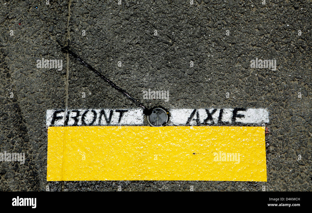 A marking in the pitlane indicates where the race car has to stop ...