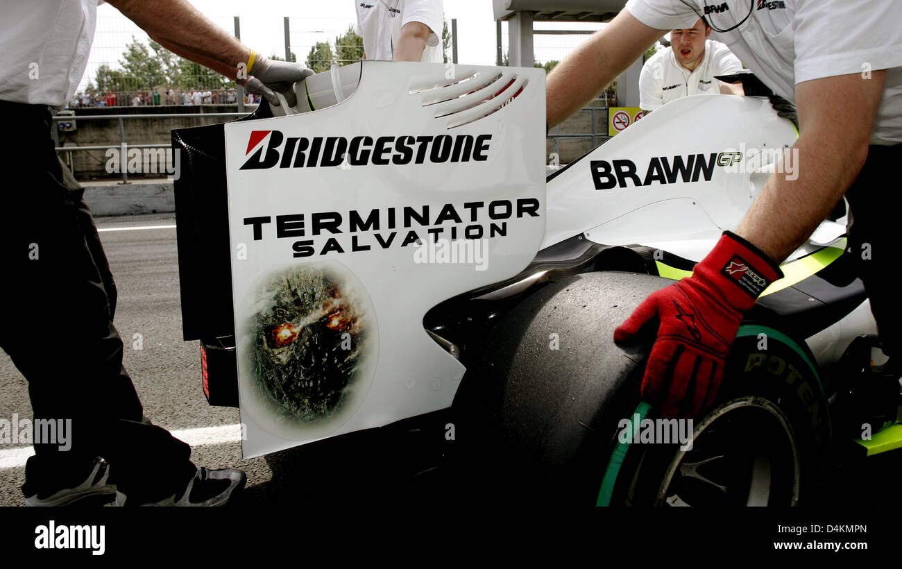 Mechanics of Brawn GP push Brazilian Formula One driver Rubens ...