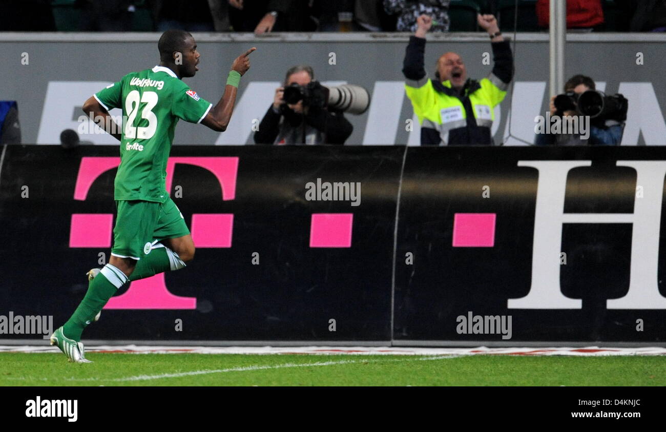 Wolfsburg?s Grafite celebrates his 2-0 score during the Bundesliga ...