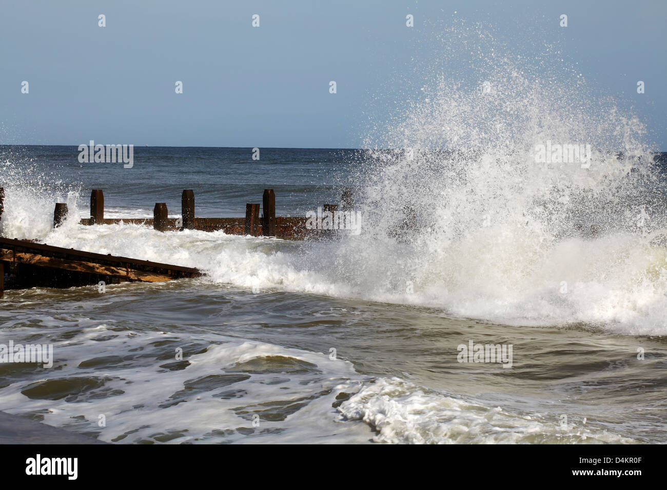 Waves breaking groyne sea hi-res stock photography and images - Alamy