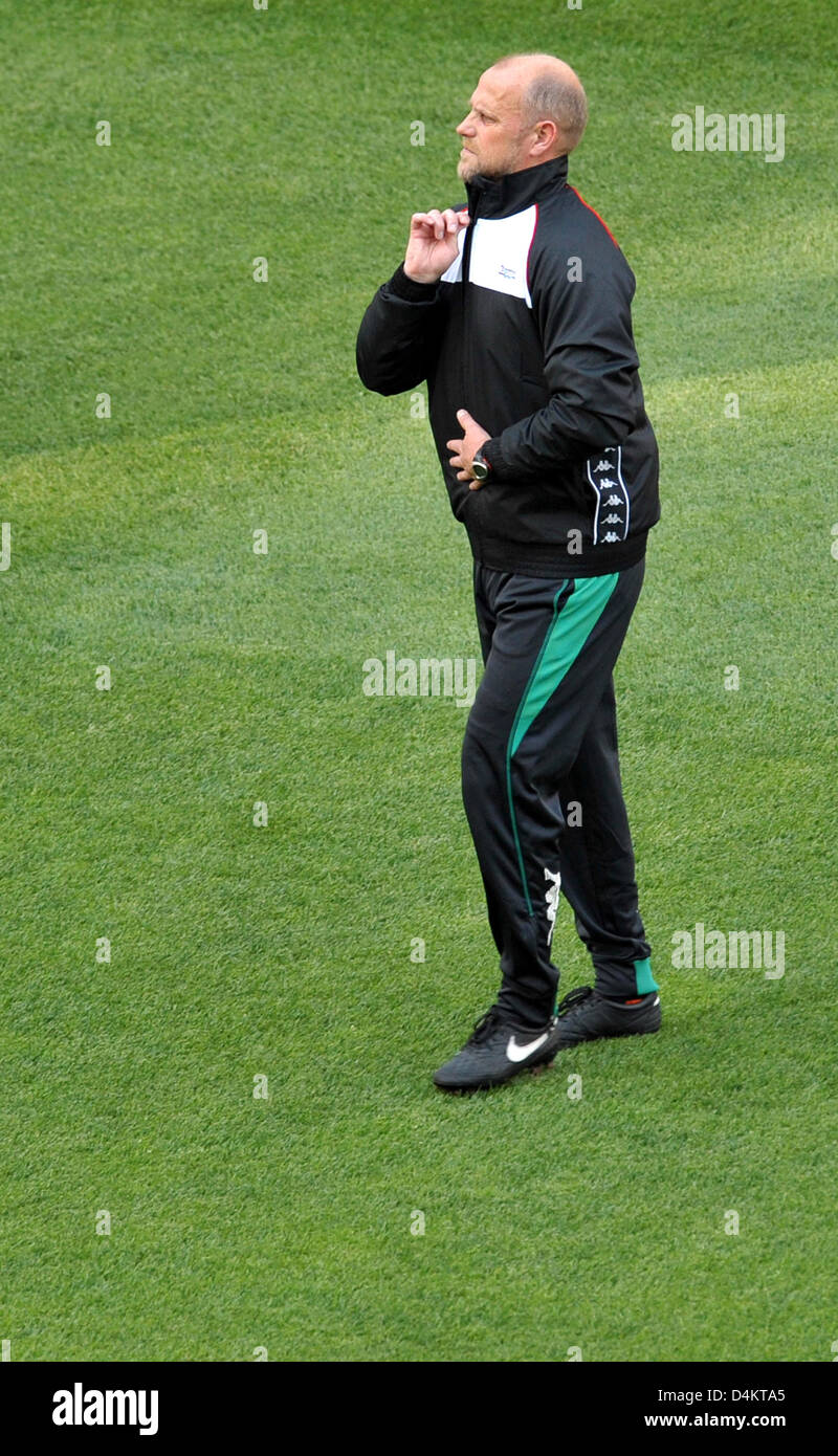 Werder Bremen?s head coach Thomas Schaaf watches his players during a ...