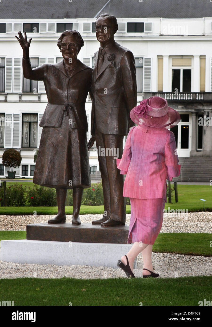Dutch Queen Beatrix reveals a new statue of her parents in the garden ...