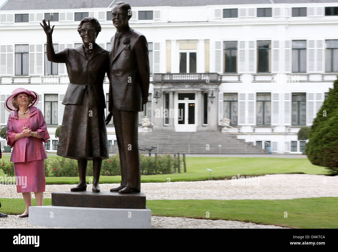 Dutch Queen Beatrix reveals a new statue of her parents in the garden ...