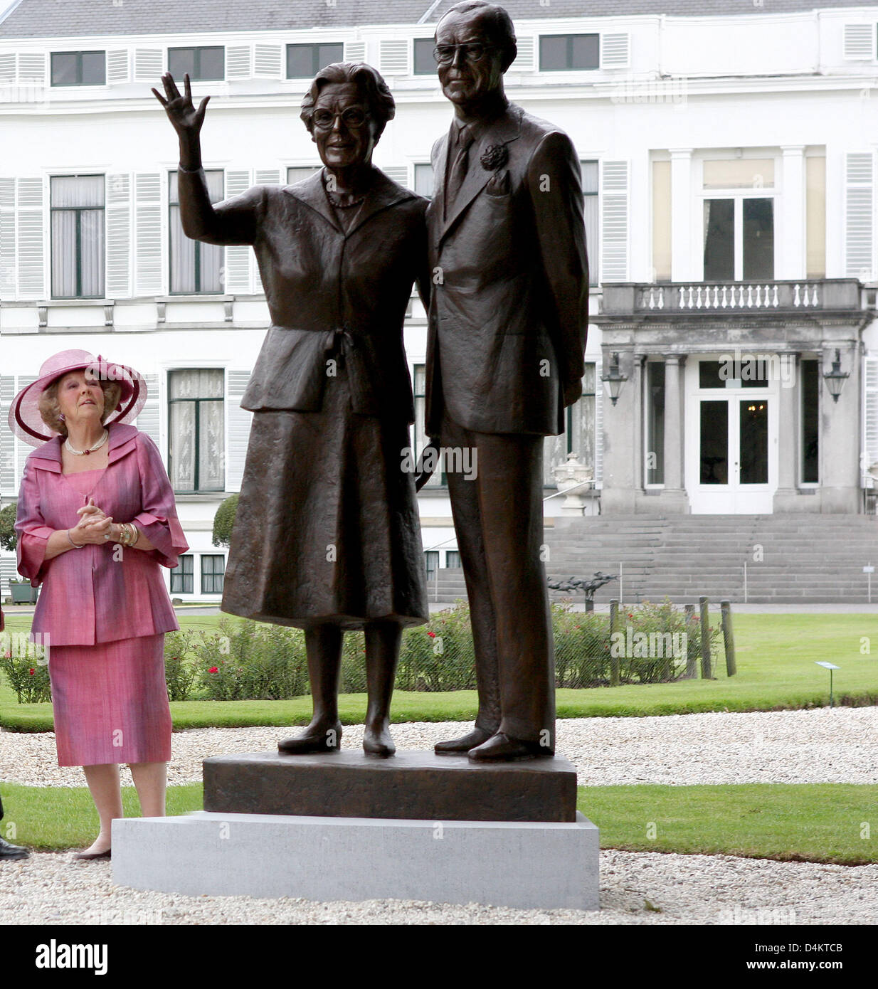 Dutch Queen Beatrix reveals a new statue of her parents in the garden ...