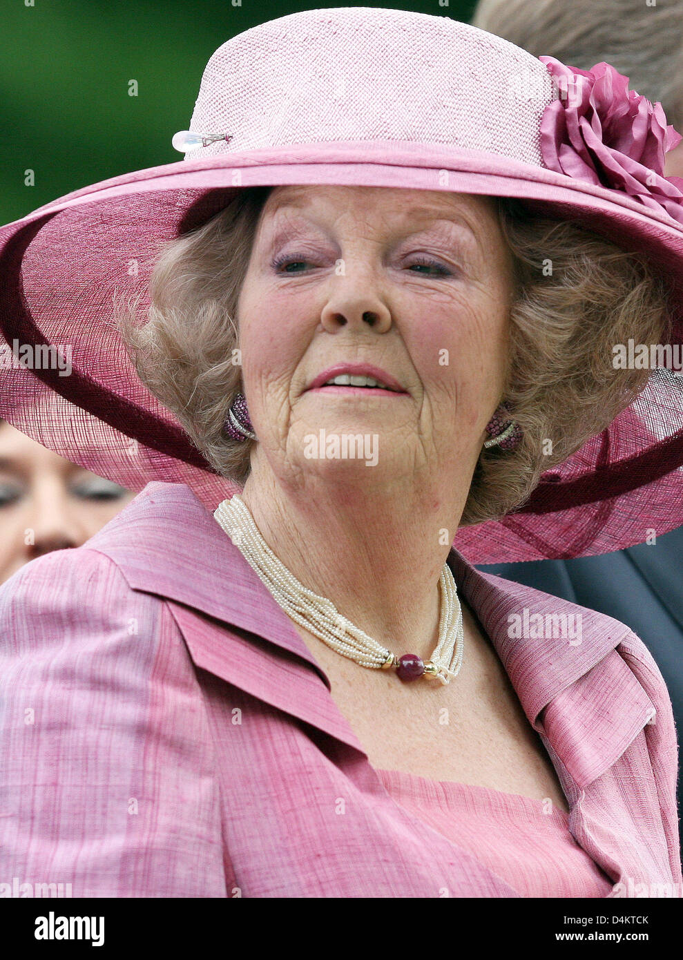 Dutch Queen Beatrix arrives at Soestdijk Palace to reveal a new statue ...