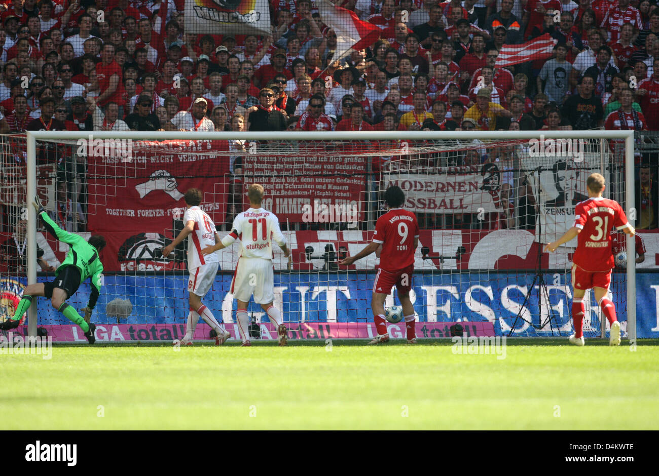 Stuttgart?s goalie Jens Lehmann (C) cannot save the 1-0 during German ...