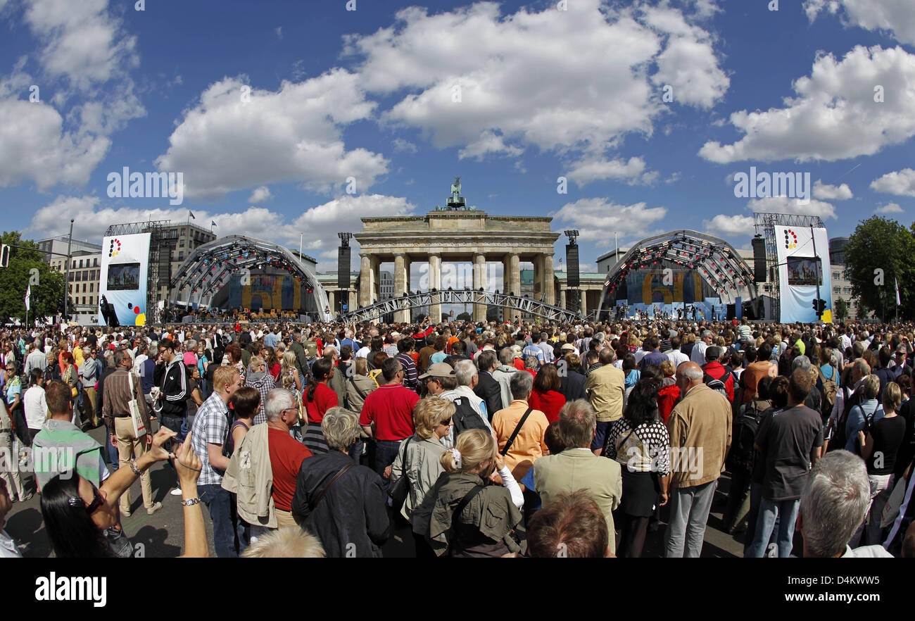 Thousands of visitors attend the citizen?s festival for the 60th ...