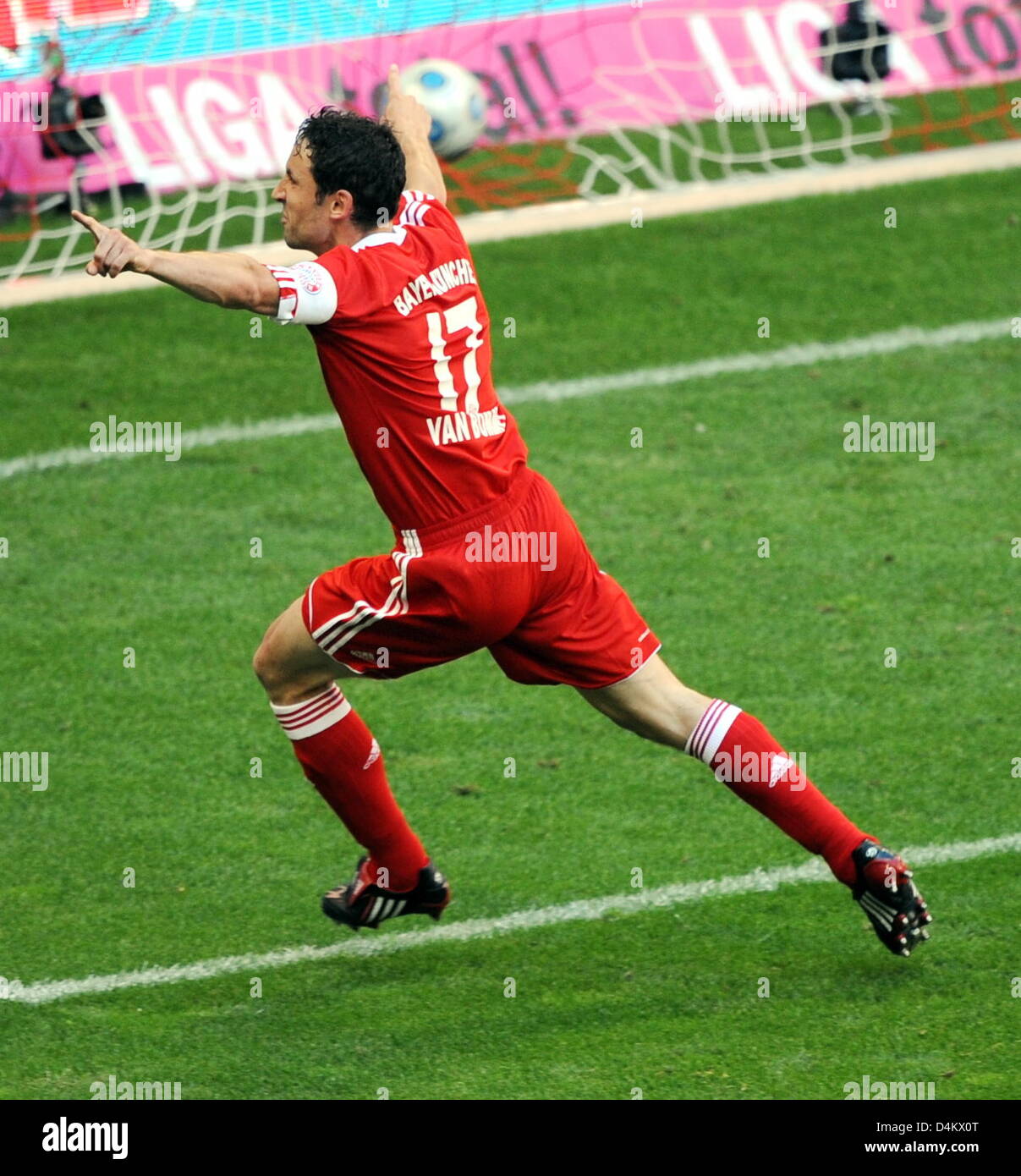 Munich?s Mark van Bommel celebrates after scoring the 2-0 lead goal ...