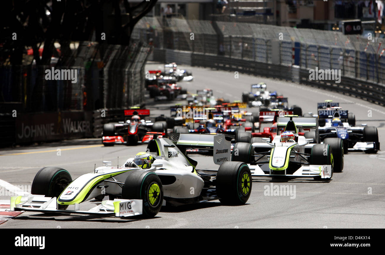 British Formula One driver Jenson Button (L) of Brawn GP leads the pack ...