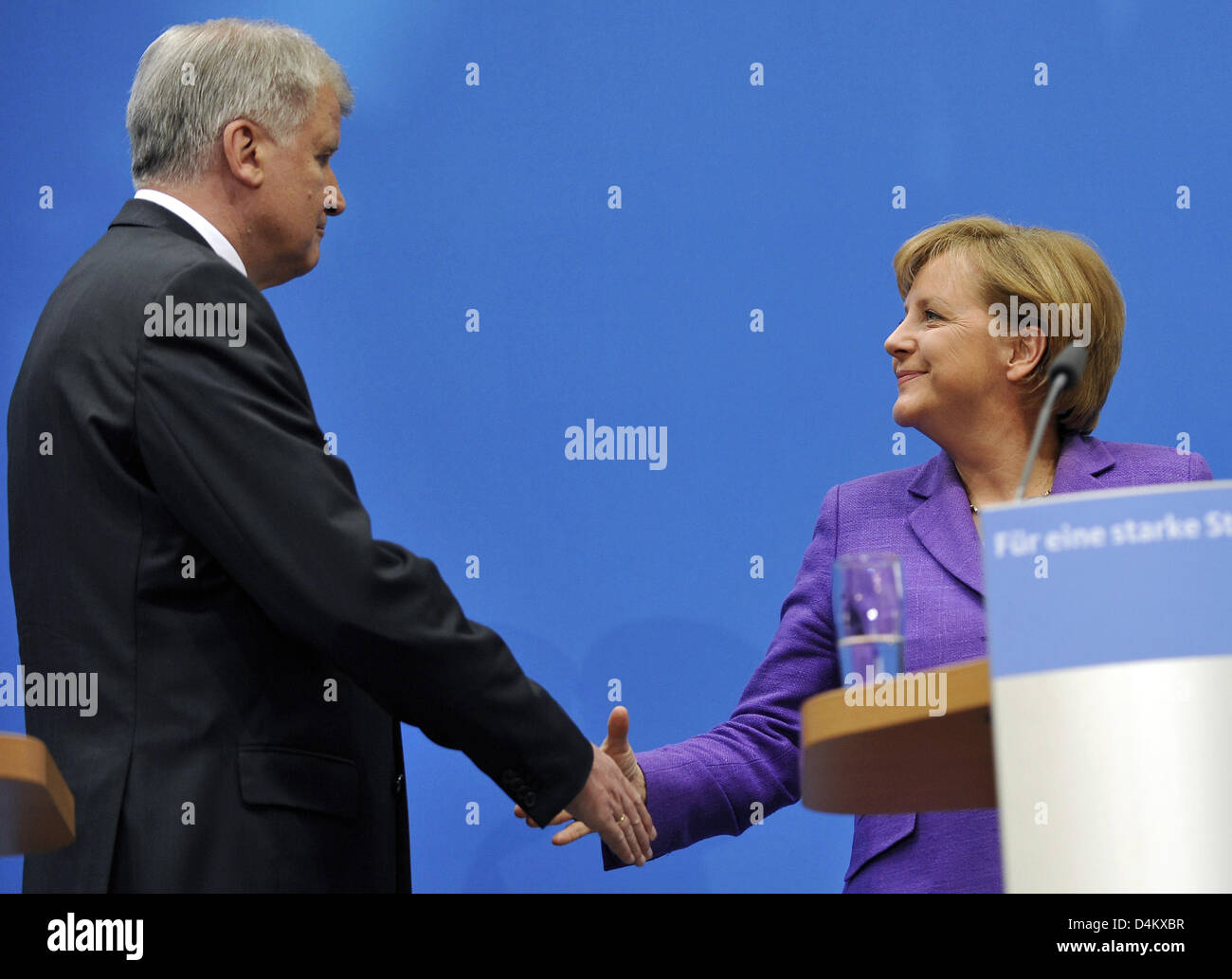 Politics pol parties handshake smiling politician germany hi-res stock ...