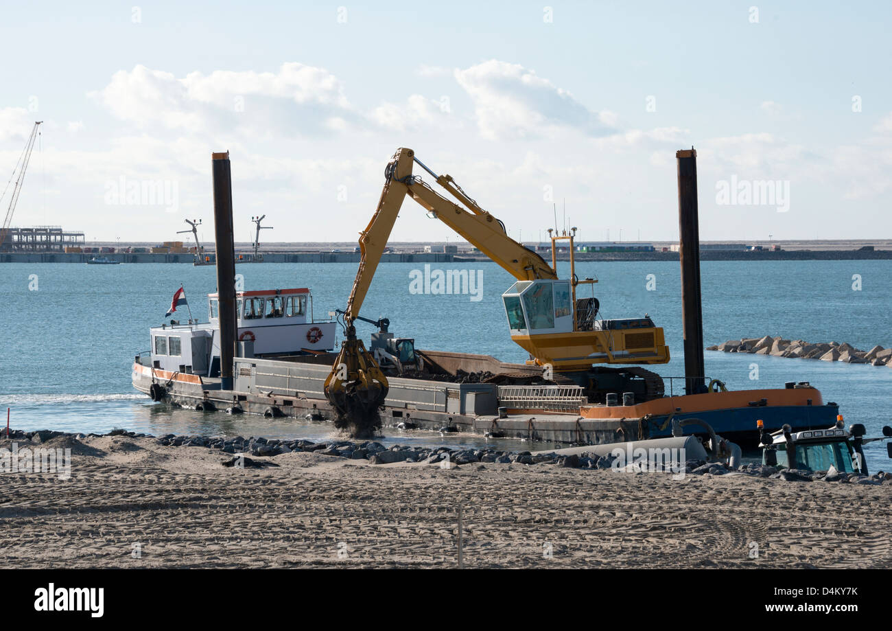 dredger ship working at the new harbour Europoort in Holland Stock ...