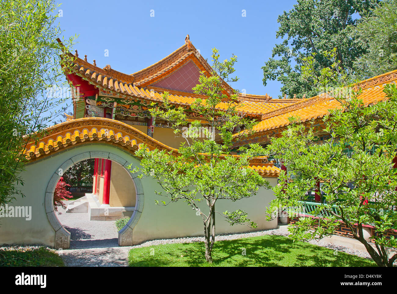 Traditional chinese garden with round gate Stock Photo - Alamy