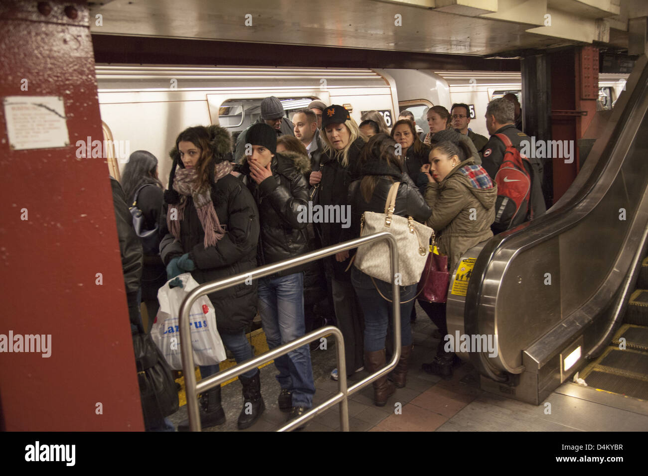 Busy subway platform High Resolution Stock Photography and Images - Alamy