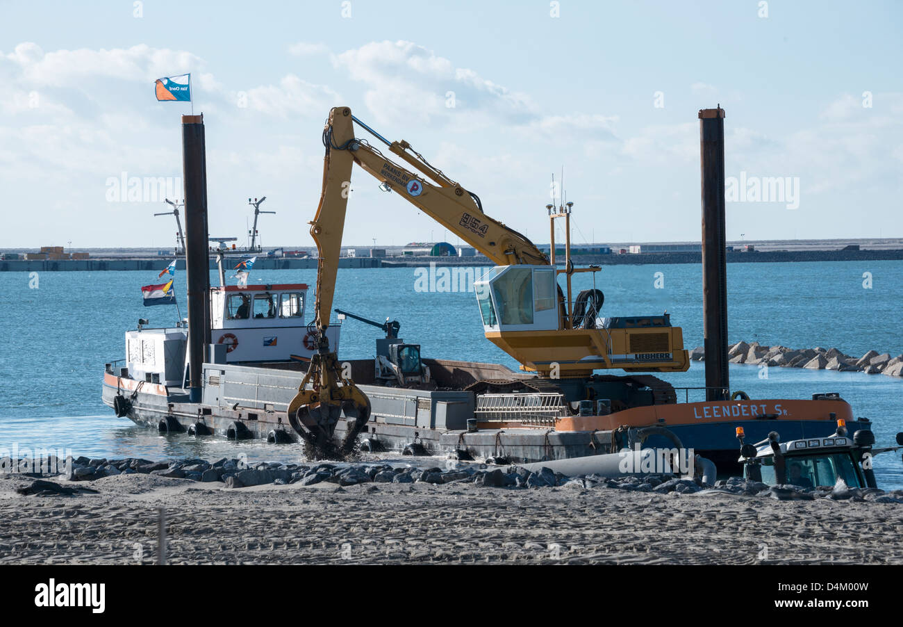 dredger ship working at the new harbour Europoort in Holland Stock ...