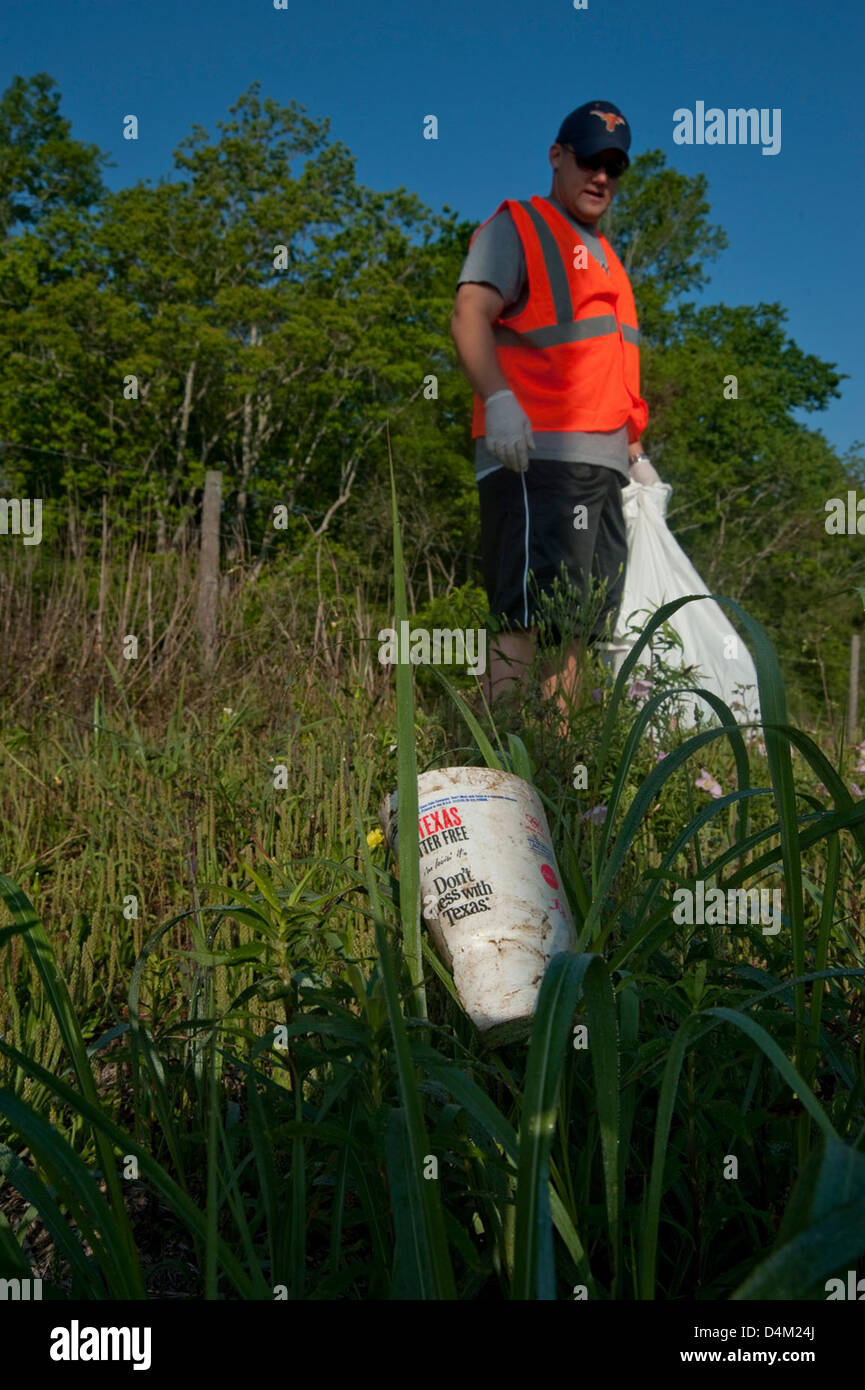 U.S. Coast Guard personnel participate in a cleanup operation in Texas ...