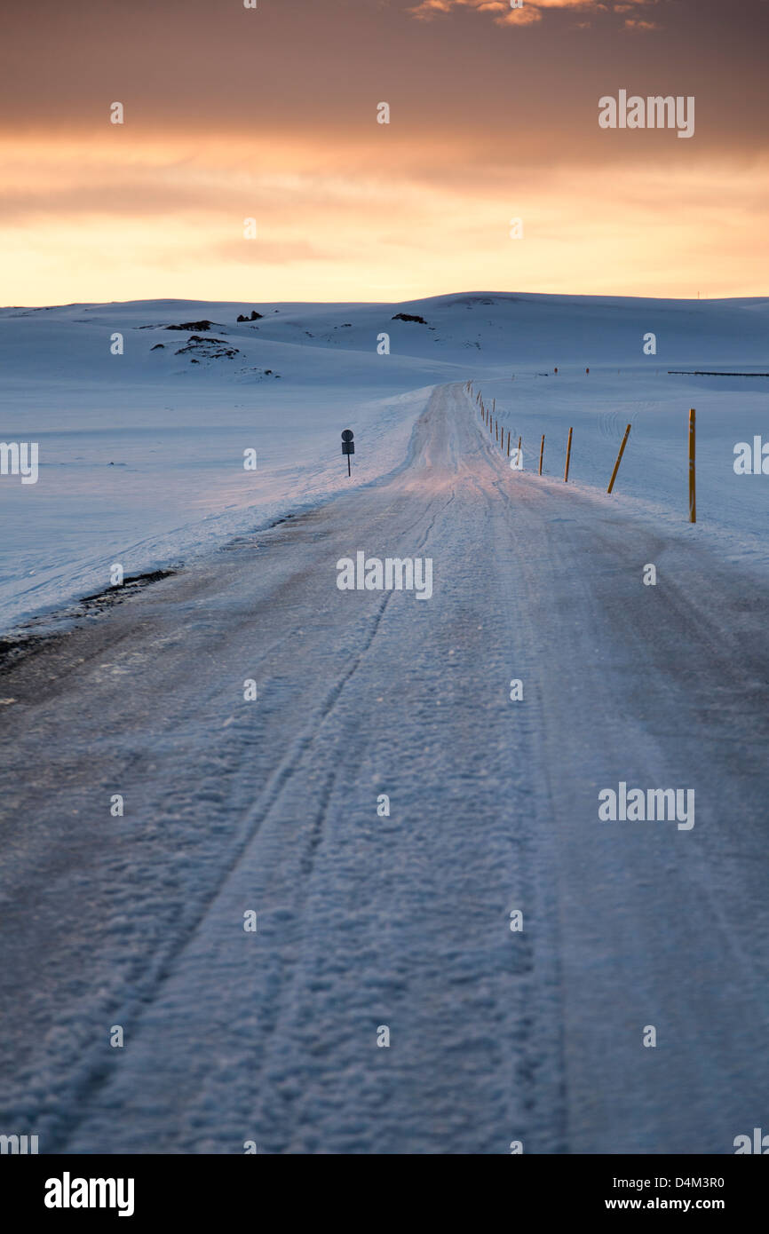 Night scene snowy road hi-res stock photography and images - Alamy