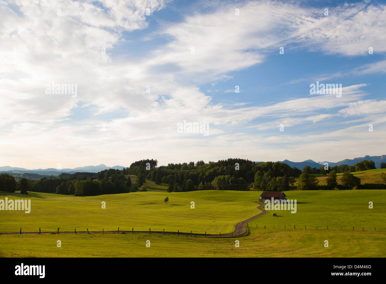 Farmhouse on dirt road hi-res stock photography and images - Alamy
