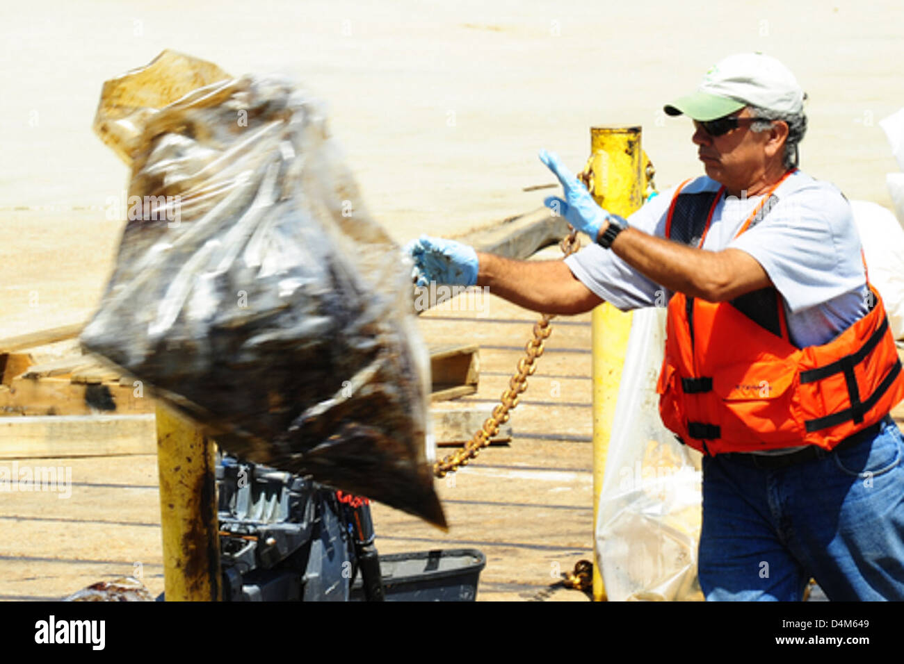 Oil spill cleanup ship hi-res stock photography and images - Alamy