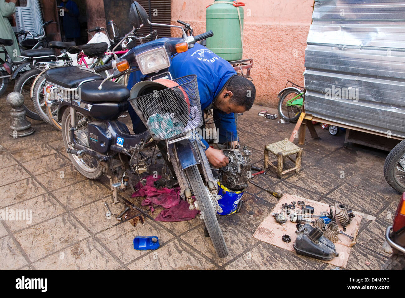 Mechanician hi-res stock photography and images - Alamy
