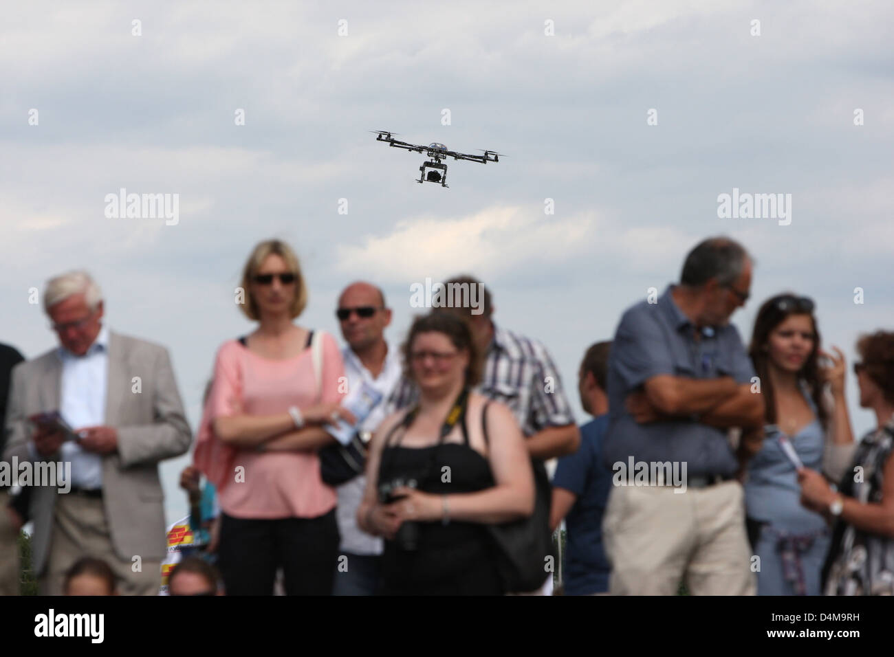 Group recording sky hi-res stock photography and images - Alamy
