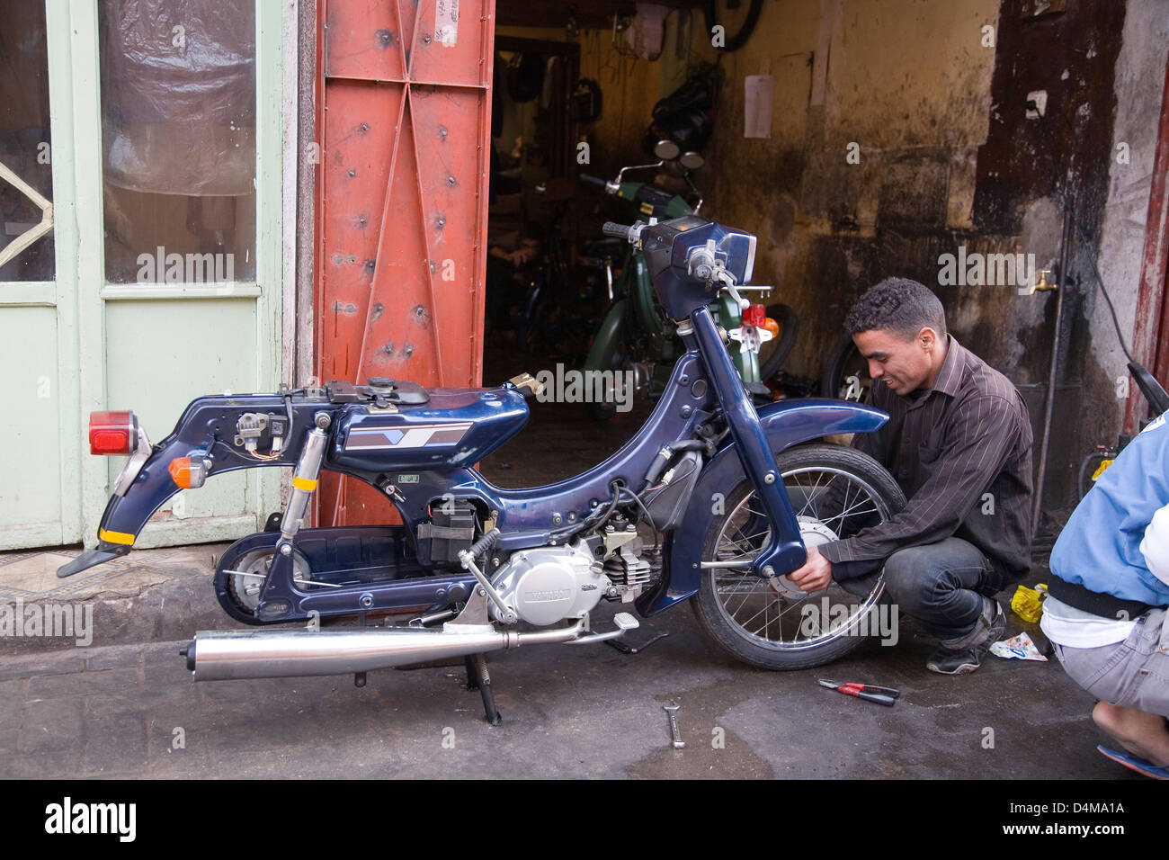 africa, morocco, marrakech, mechanician of motorbikes Stock Photo - Alamy
