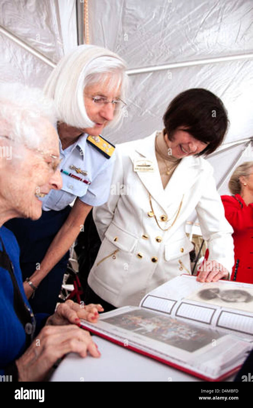 Women veterans celebrated hi-res stock photography and images - Alamy