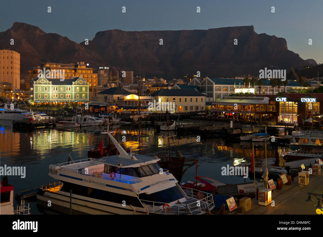 Cape town restaurant table mountain hi-res stock photography and images ...