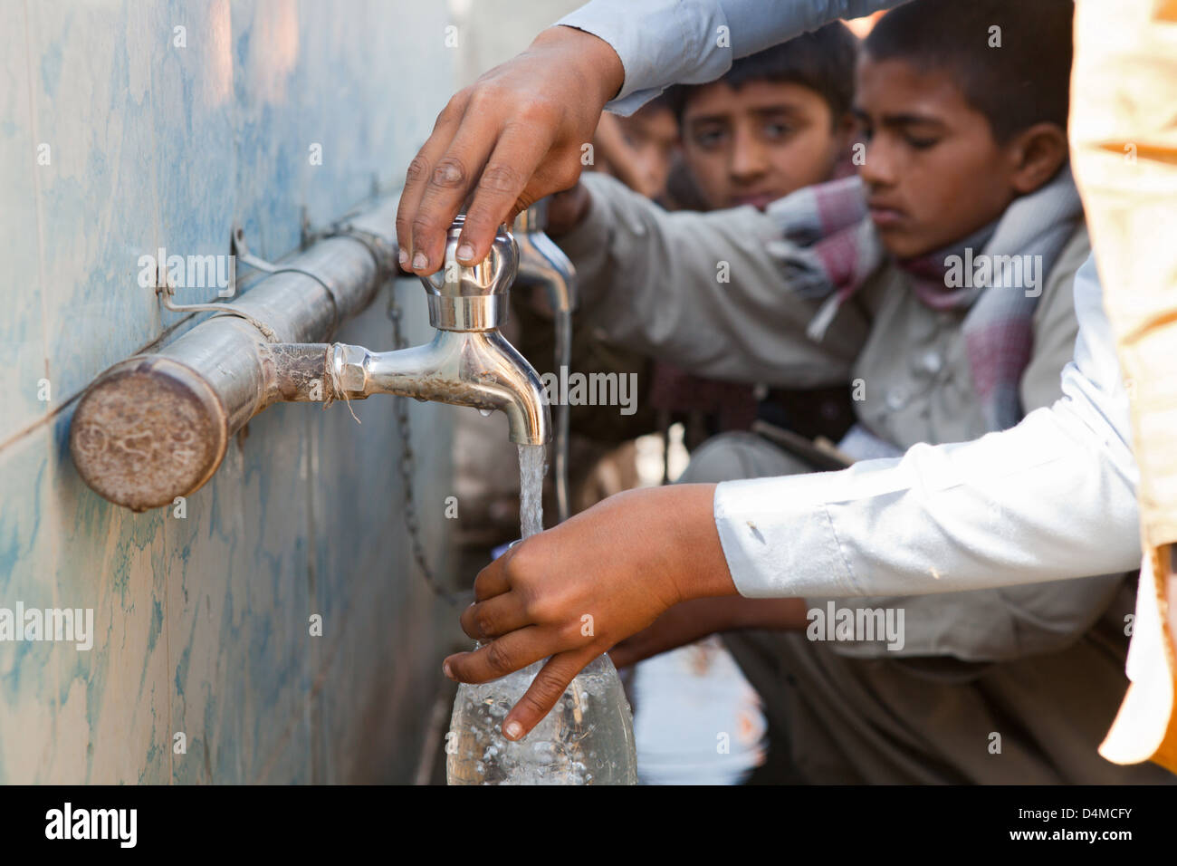 Usman Kurea drink, Pakistan, children from a drinking water tank Stock ...