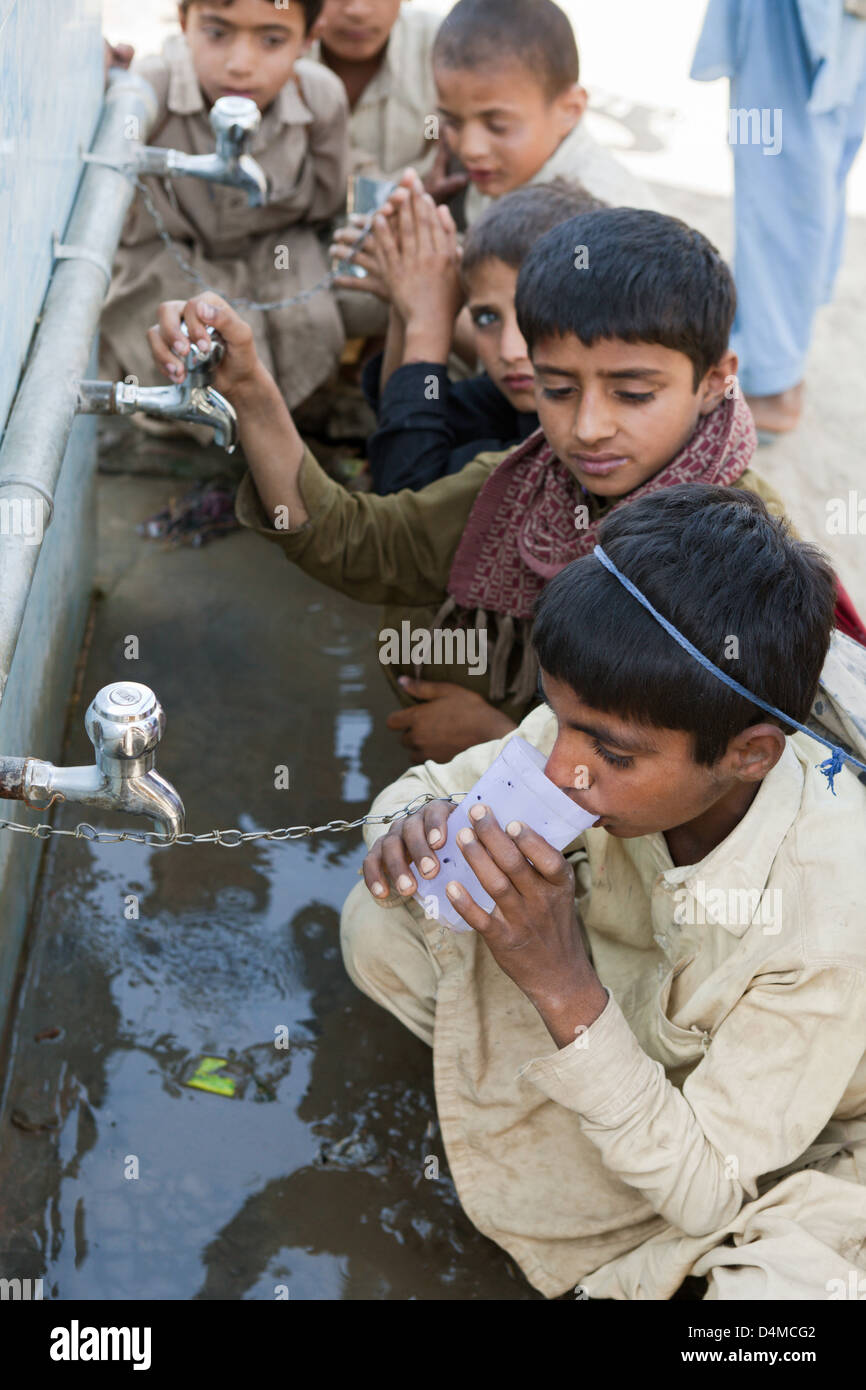 Usman Kurea drink, Pakistan, children from a drinking water tank Stock ...